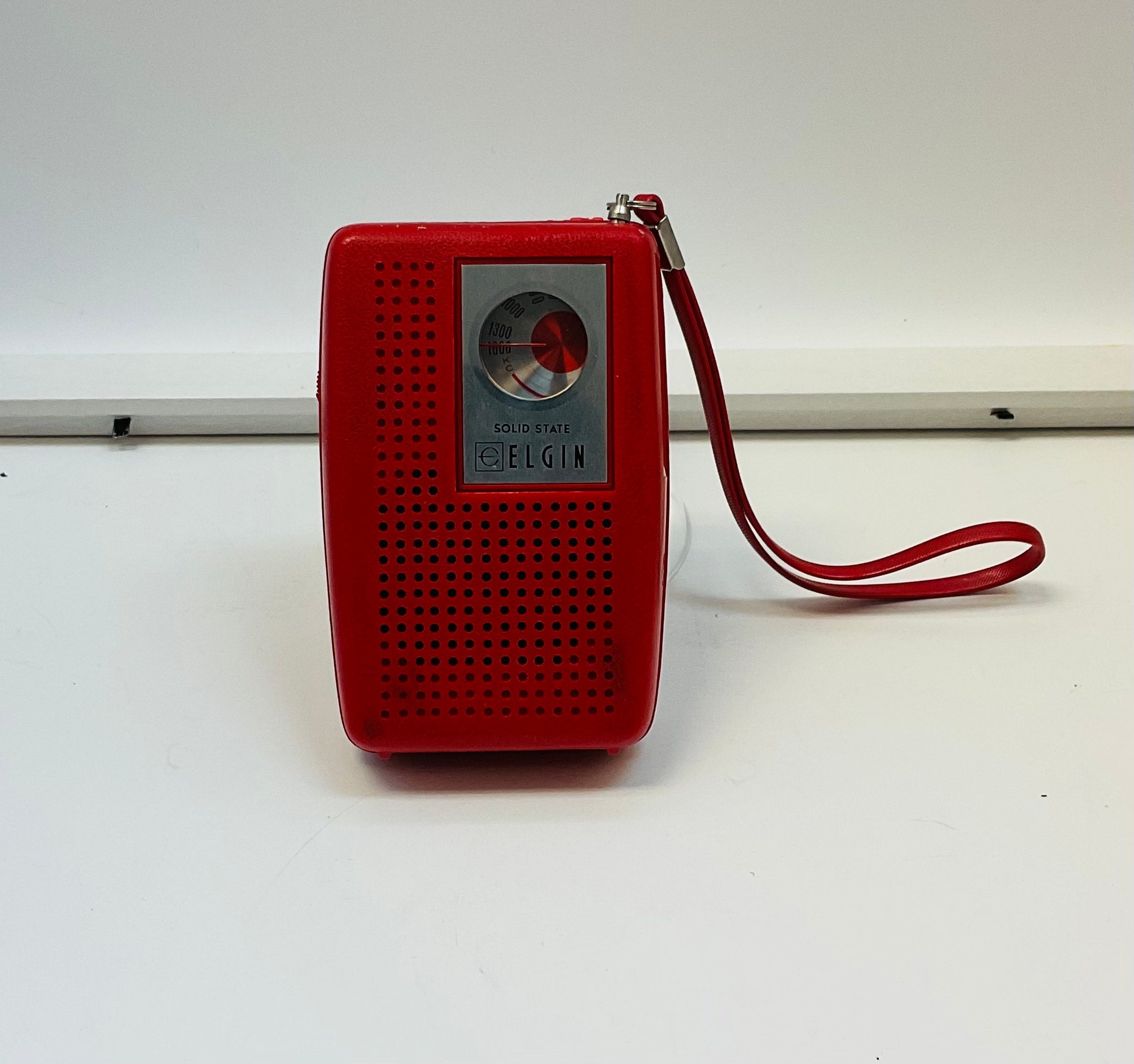 Vintage Red Solid State by Elgin Transistor Radio | RichmondHabitatReStore